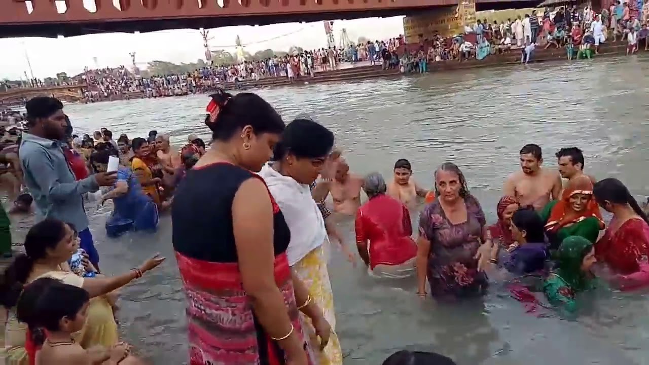 Milioni vernika peru grehe u reci Gang - Neverovatna Indija